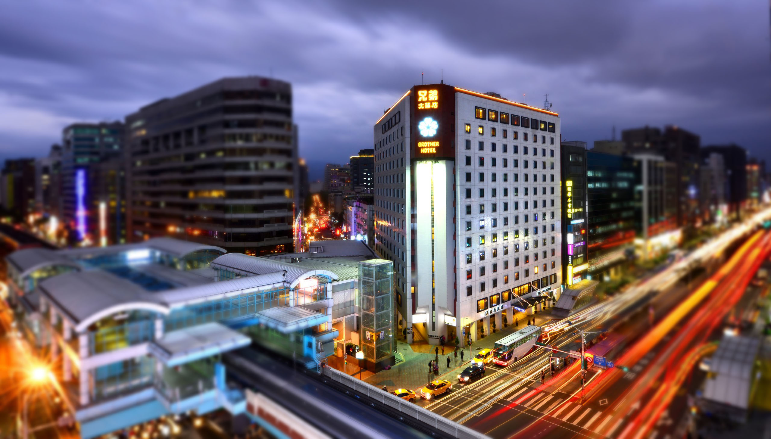 兄弟大飯店 – Brother Hotel – 提供大台北地區國內外商務旅客、旅遊住宿，觀光導覽建議等機場接送服務。